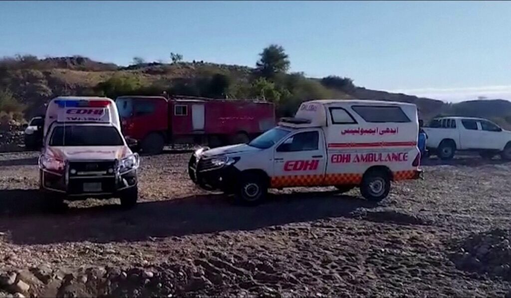 Bus crash kills 41 people in Pakistan | Amu TV