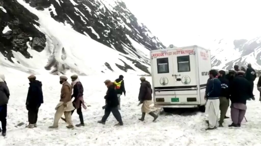 Avalanche kills 11 members of nomadic tribe in northern Pakistan | Amu TV