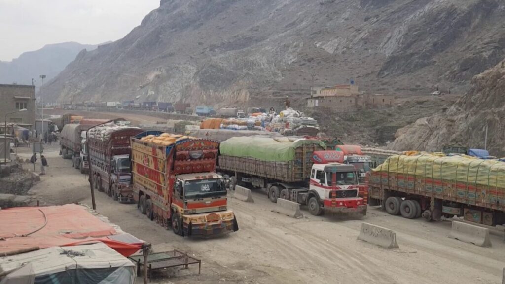 Afghanistan-Pakistan border crossings remain closed for 13th day | Amu TV